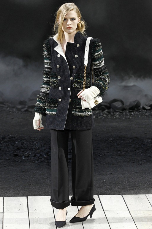 Wearable Trends: Chanel Ready-To-Wear Fall 2011, Paris Fashion Week